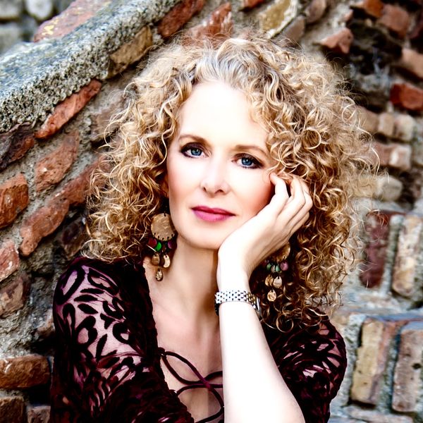 Nancy Ruth - Biografía