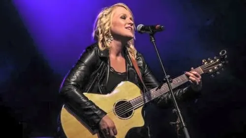 Kari Lynch - EPK