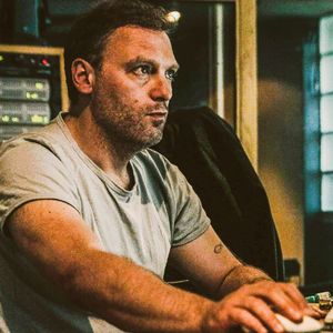 MauritaAndre.com - Biography of Jon Moon