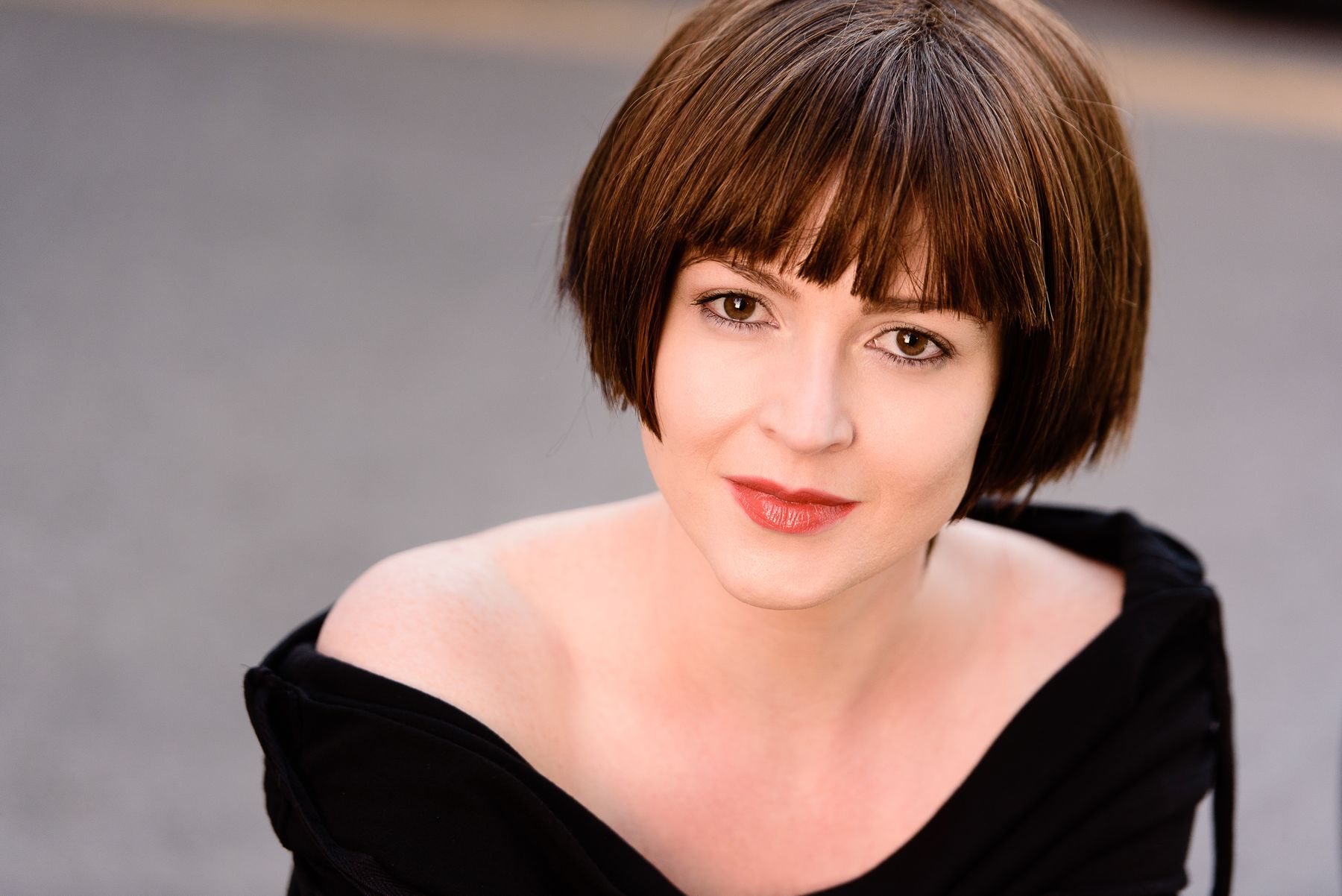 Ischa Bee - About Me