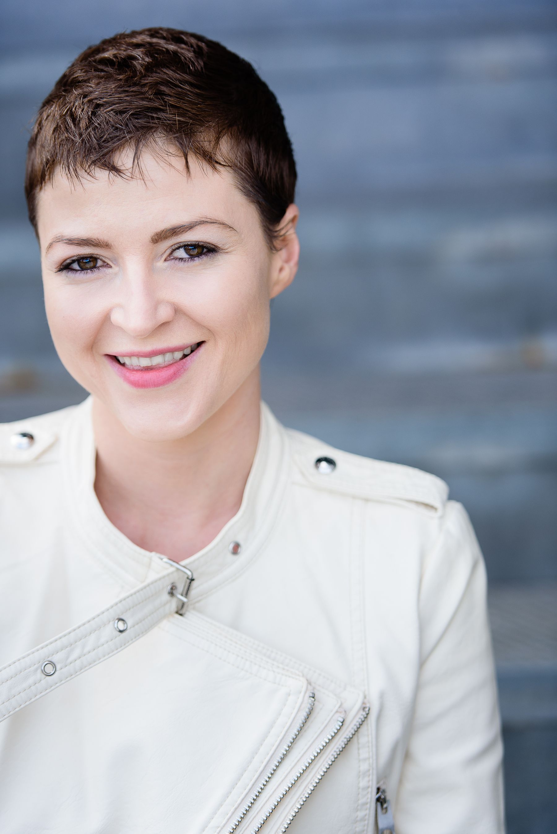 Ischa Bee - About Me