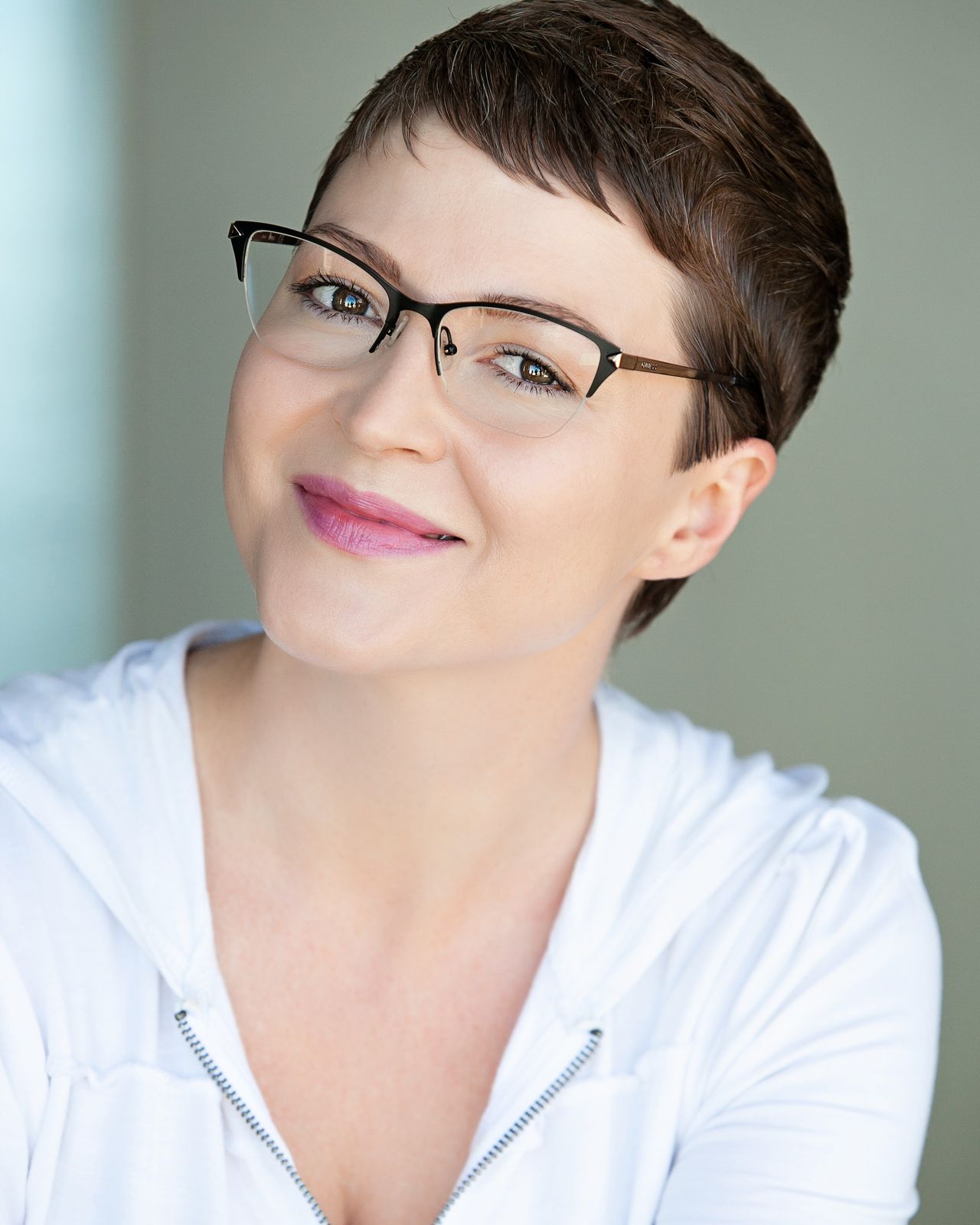 Ischa Bee - Headshots