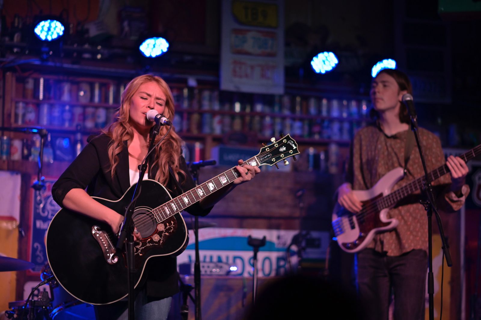 Amanda Stewart - Photos