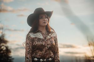 Noeline Hofmann - Bio