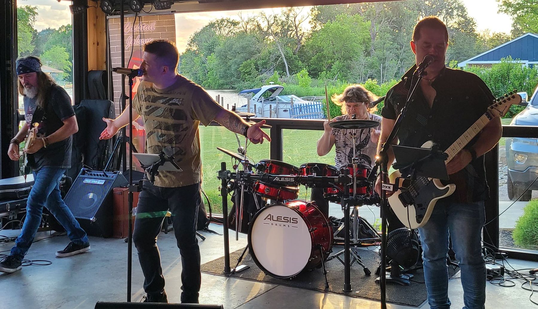 Cocktail Johnny - Shows