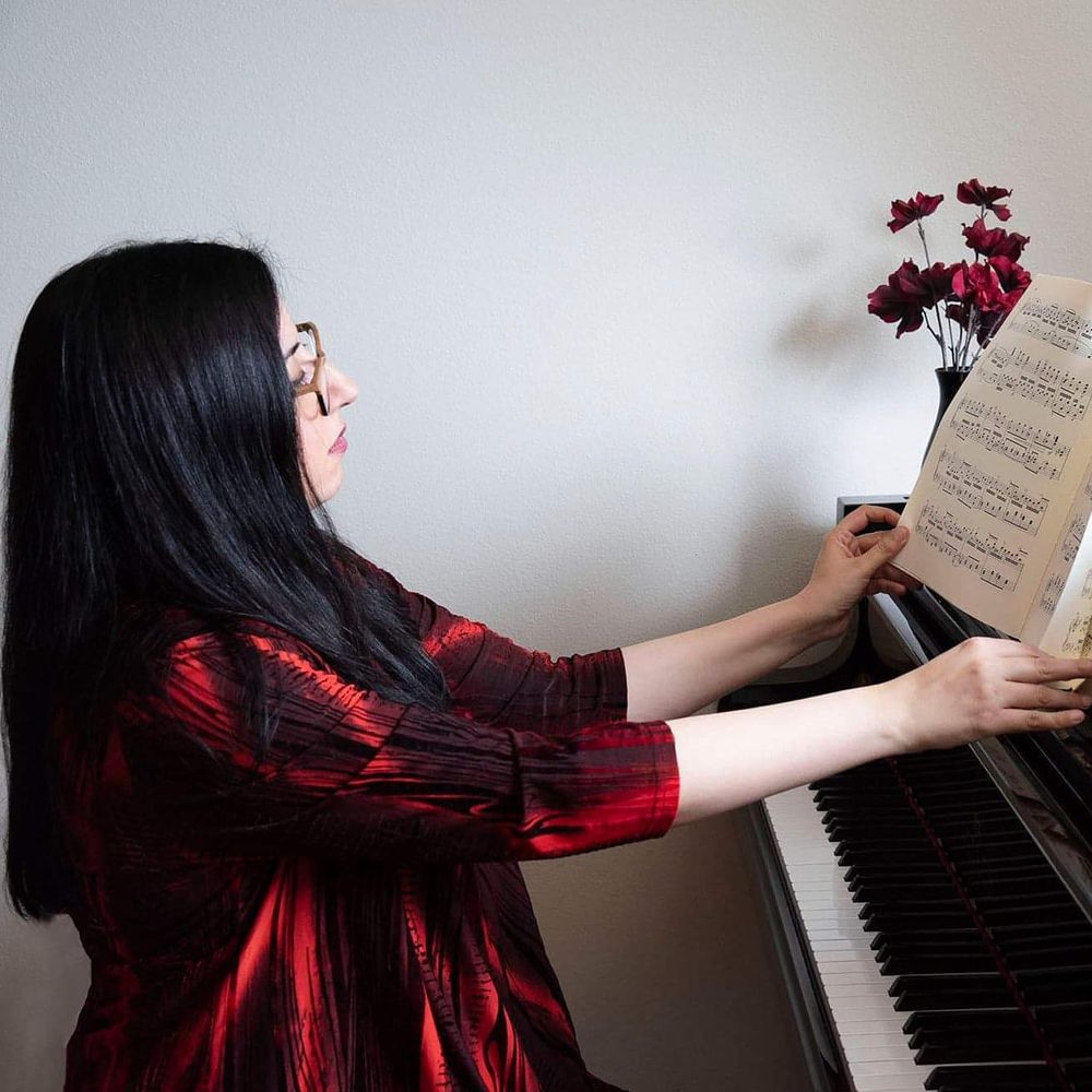 Mahroo Hamedani - About