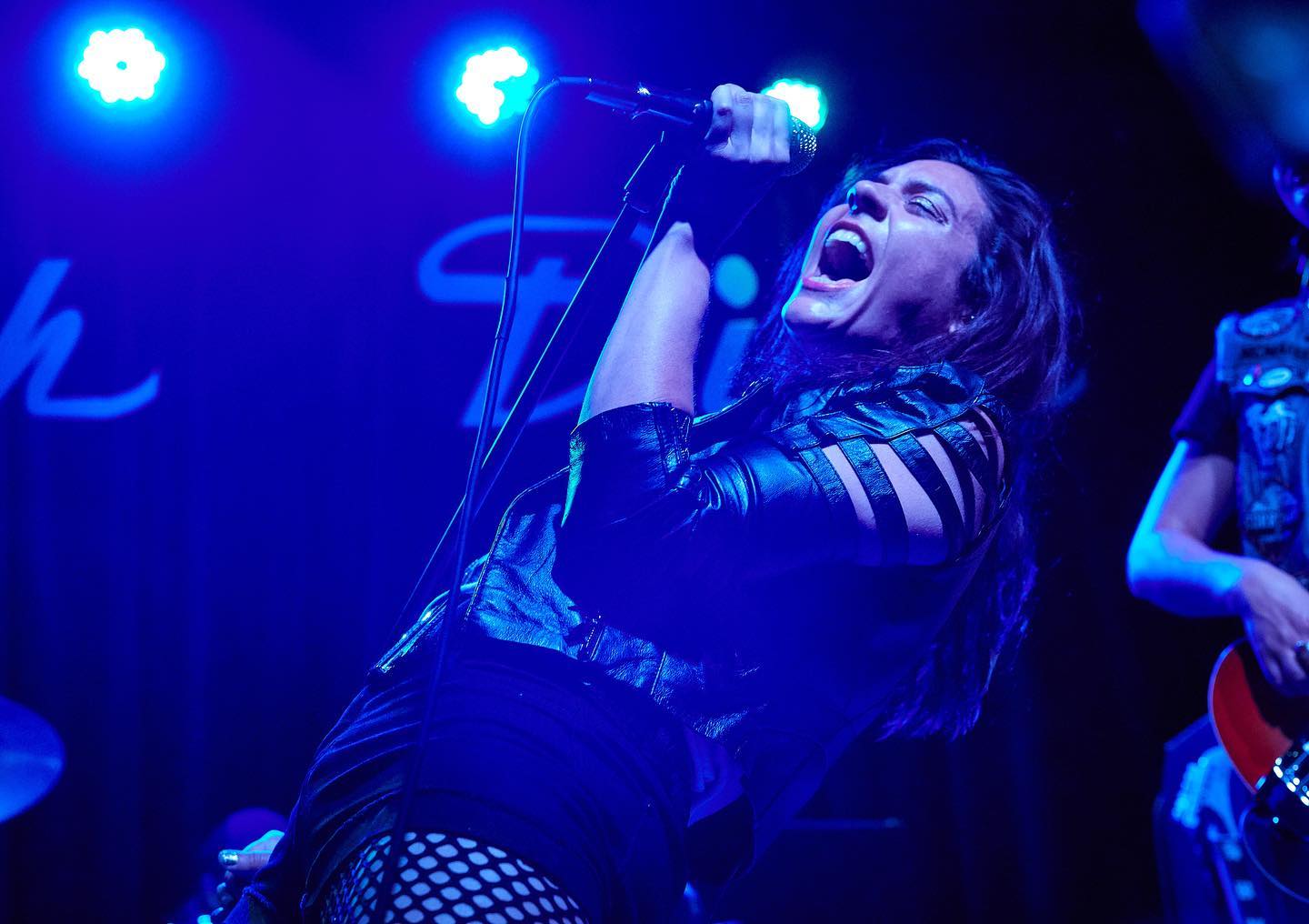 WATCH AISHA COVER BOB MARLEY'S WAR LIVE at THE HIGH DIVE