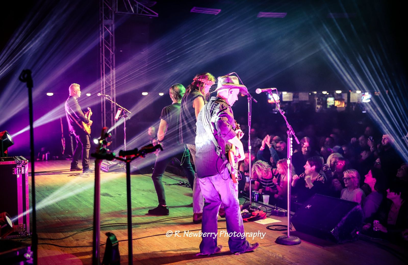 Paramount 80s - Pictures