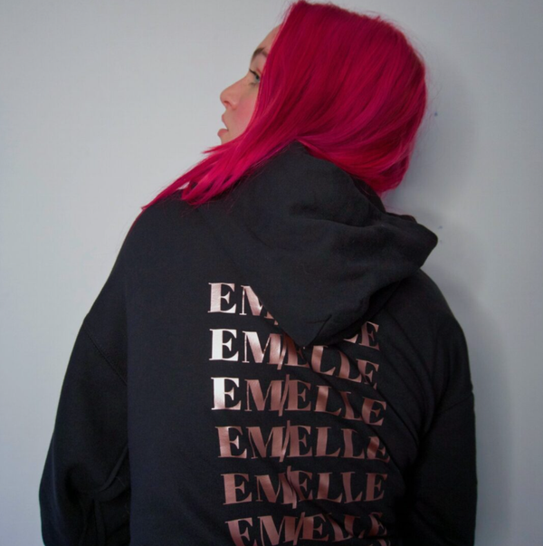 EMELLE | UK Alternative Country Artist | Live in Concert Buckle and ...