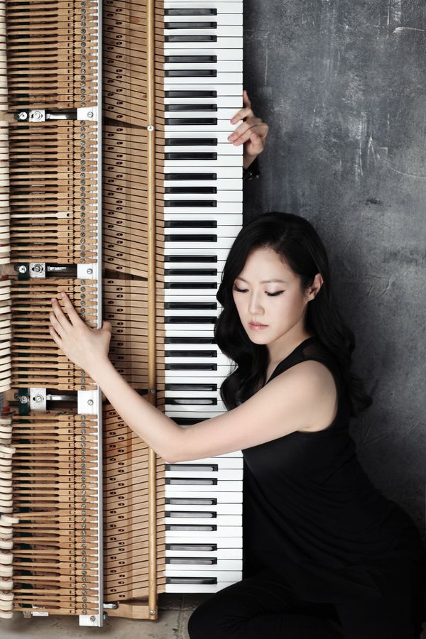Pianist Jeewon Park - CONTACT