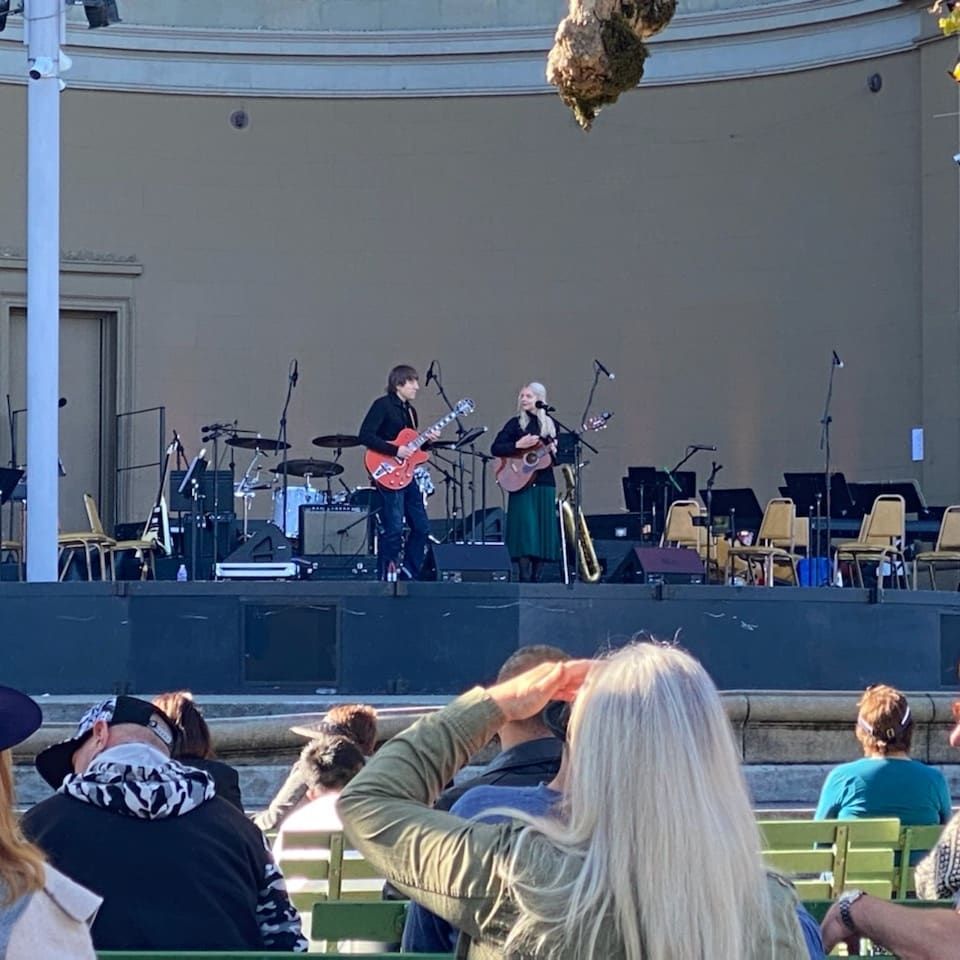 Lara Louise - Photos