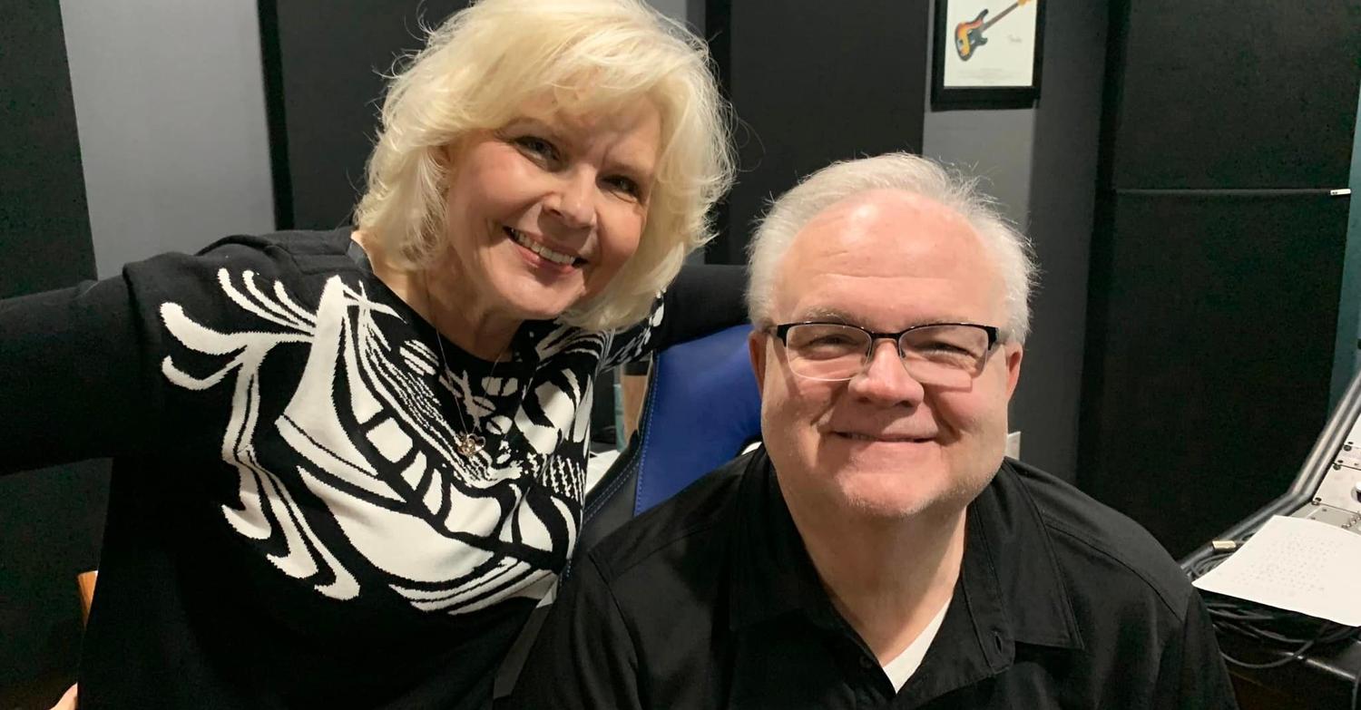 FMG Label Signs Cheri Taylor