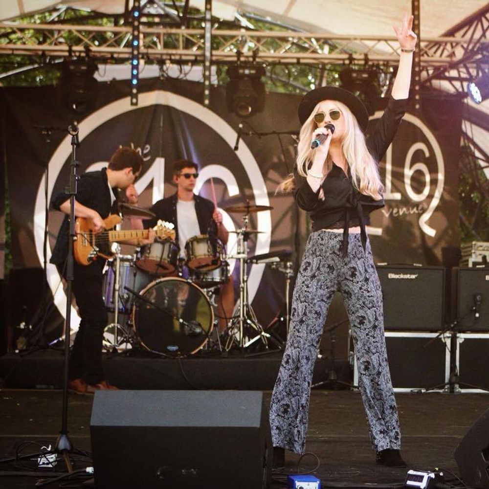 Hannah Paris - Electronic Press Kit