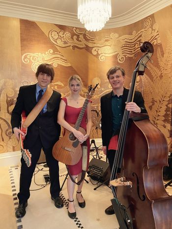 Lara Louise - Photos