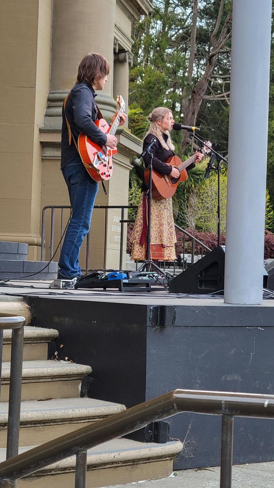 Lara Louise - Photos